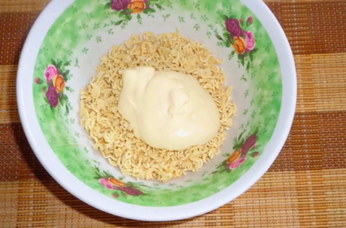 Moagem de macarrão seco de cozimento rápido e maionese em um prato