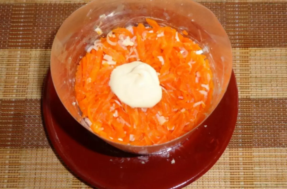 Zanahorias hervidas rizadas y mayonesa en el anillo de moldeo.