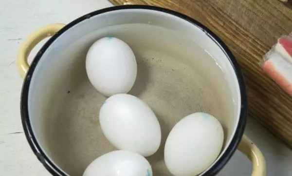 Ous de pollastre en una cassola amb aigua