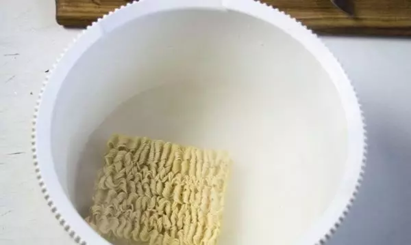 Noodles van snel koken in een grote witte tank