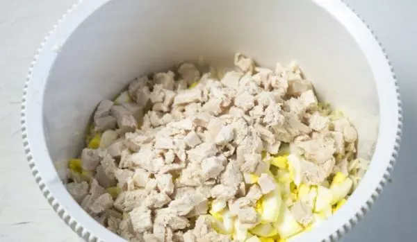 Ingrediënten voor salade van snel kokende noedels in plastic containers