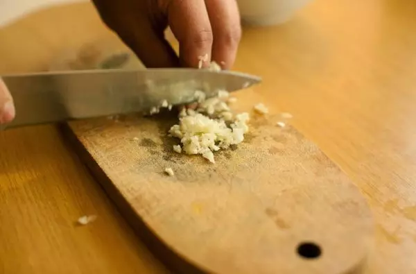 Grinding garlic knife