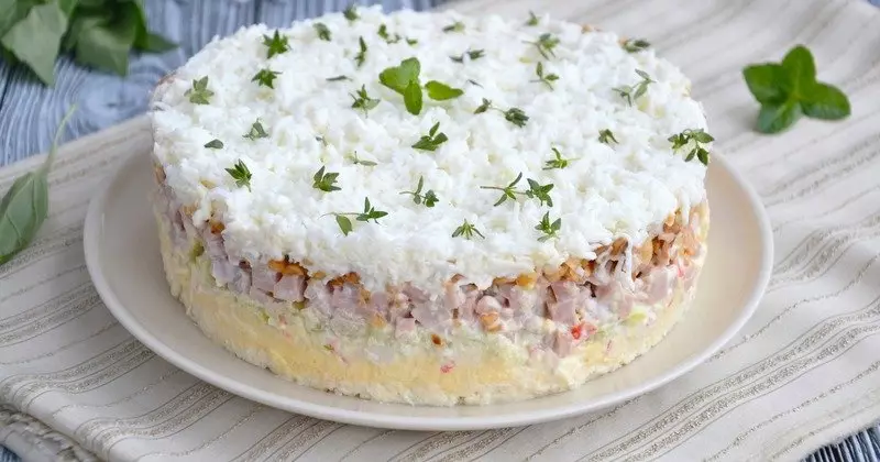 Salad Snow Queen dengan Sumpit Kepiting dan Ham: Resep Step-by-Step dengan Foto dan Video