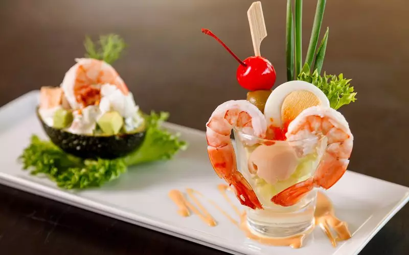 Šaláty s krevetami: jednoduché a chutné, krok-za-krokové recepty s fotografiami a videami, vrátane chobotnosti