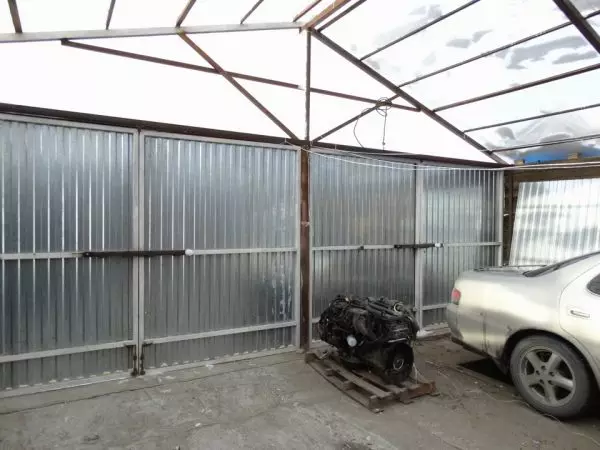 Garage met een dak van polycarbonaat