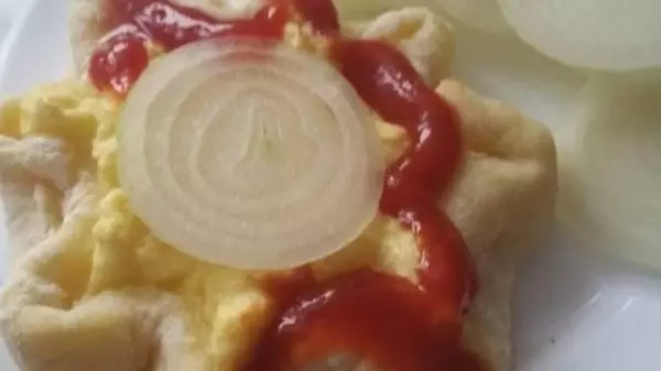 Schaujka pẹlu ọrun ati ketchup