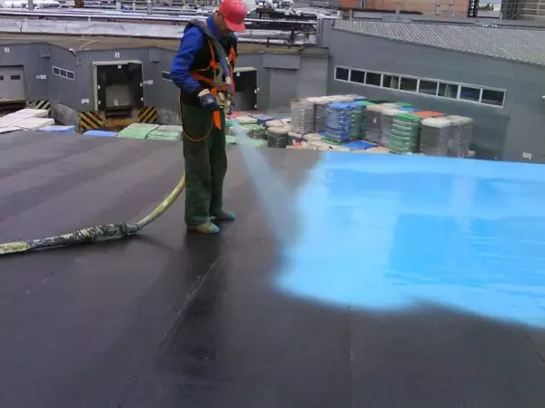 Škropljenje tekoče gume nad streho