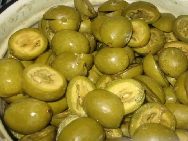 Movered thiab boiled walnuts