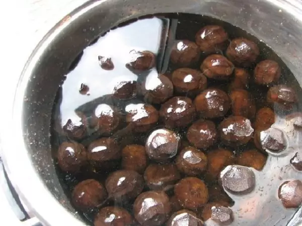 Ang tubig nagbubo mga nuts