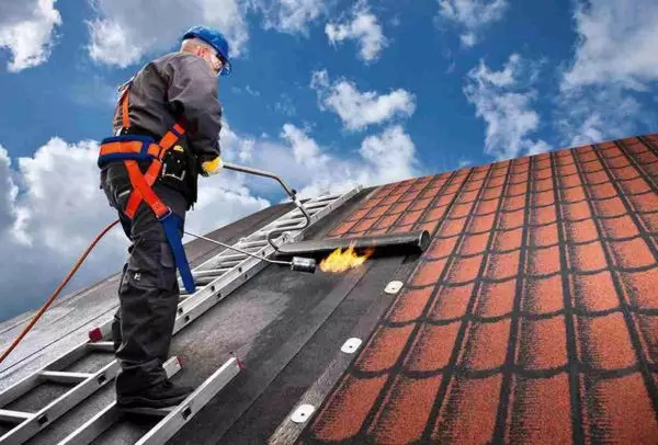 Namestitev valjane strehe na strehi