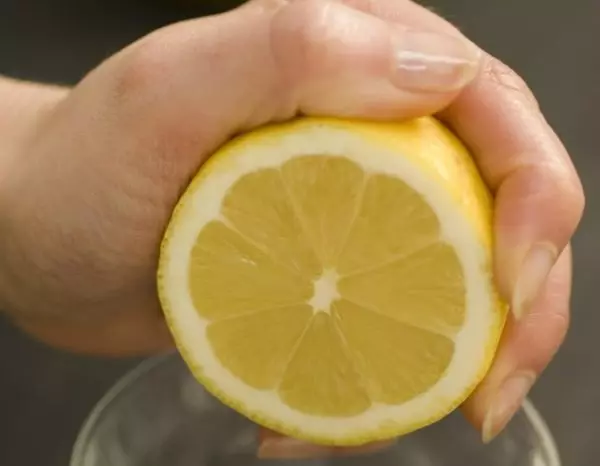 Sok Stisnite sok iz limone