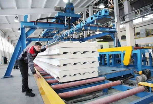 Prodhimi i fabrikës së produkteve sanduiç