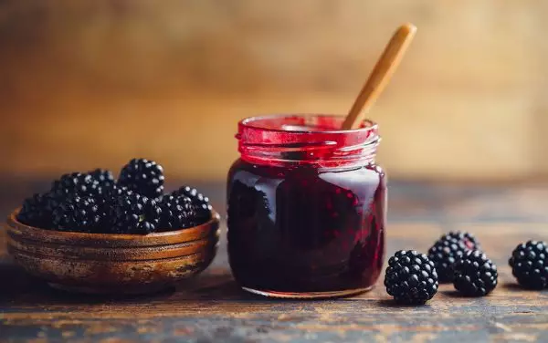 Jar jam mai blackberries