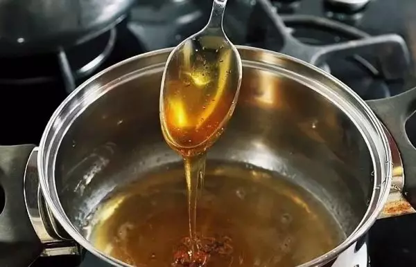 Honning smelter i en kasserolle