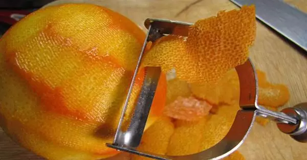 З апельсина знімають цедру
