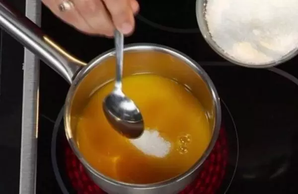 Appelsinjuice i en kasserolle