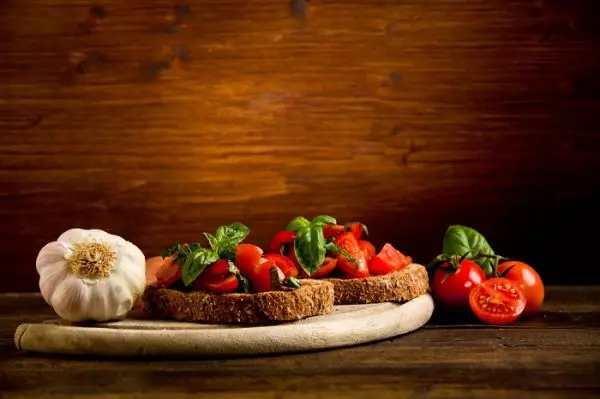 Bruschetta med tomater og basilikum