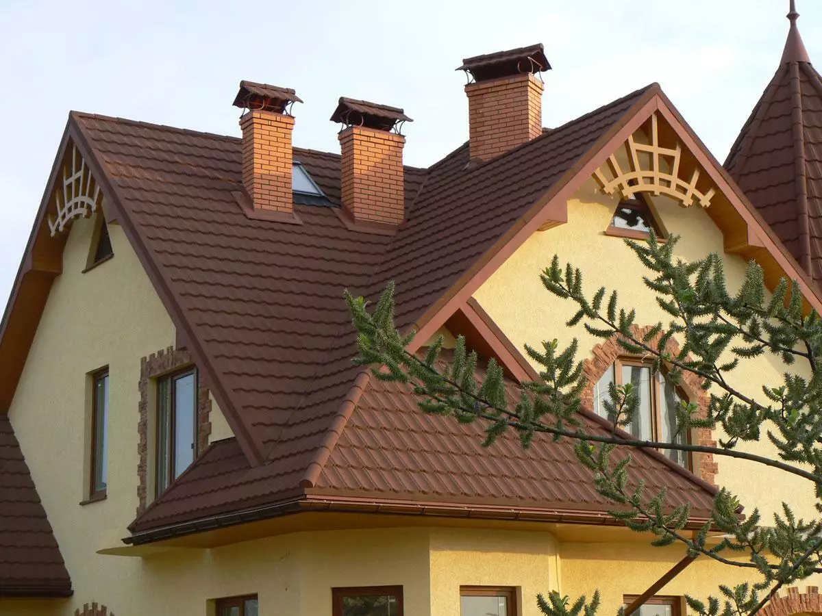 The angle of inclination of the roof for metal tile, the minimum and recommended, and also how it should be for a two-tie and four-page roof