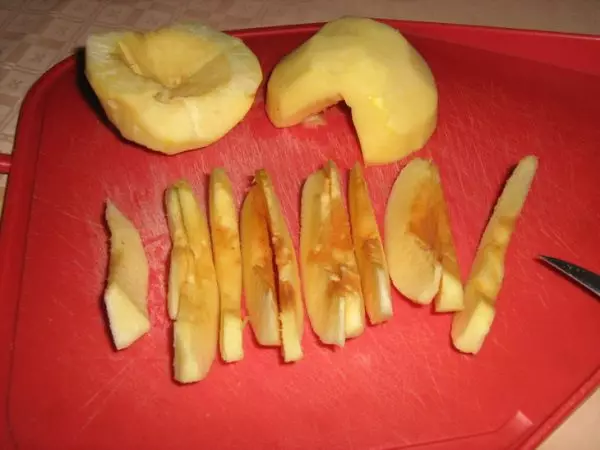 Taglio delle fette di frutta di cotogna purificata