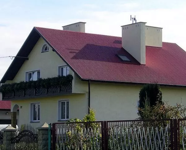 Namas su stogu iš gofruoto