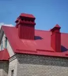 Ryškus stogas su vamzdžių apdaila