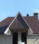 Sofistikerat semi-raid tak av brunt professionellt golv