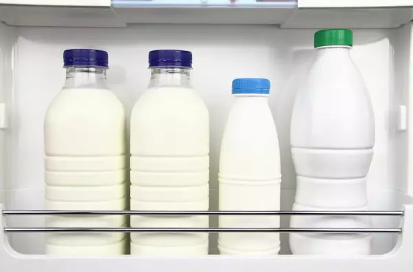 रेफ्रिजरेटर में दूध