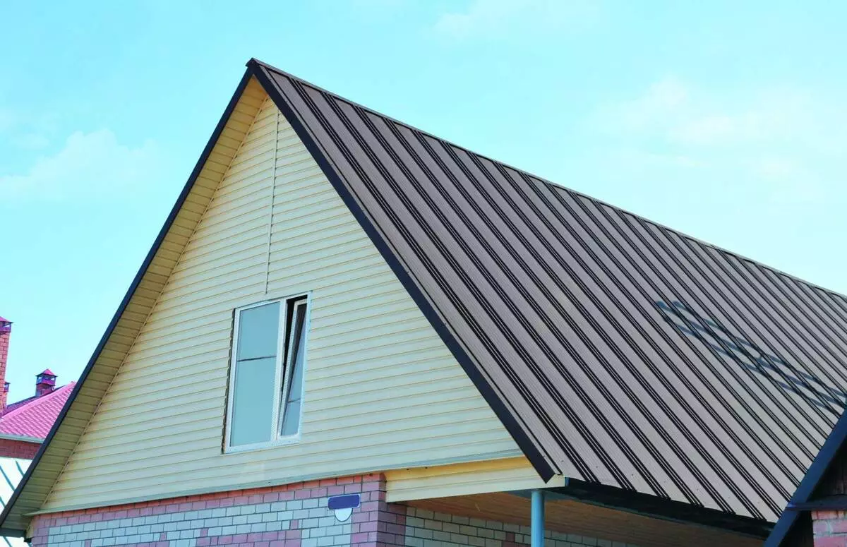 Stogo stogas iš profesionaluto, įskaitant tai, kaip tinkamai pasirinkti šios stogo medžiagos prekės ženklą, priklausomai nuo stogo kampo
