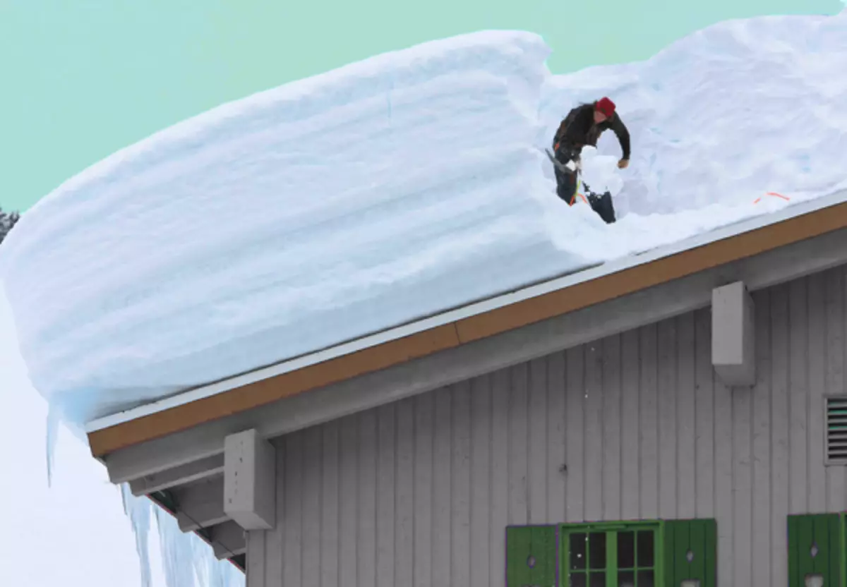 屋根の上の雪の層