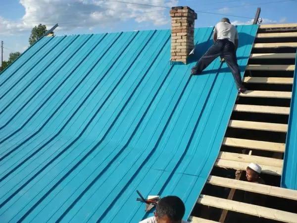 Installation of sheets of a folded roof