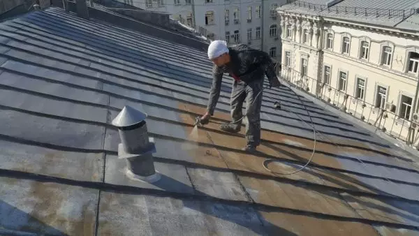 Måla ett vikat tak
