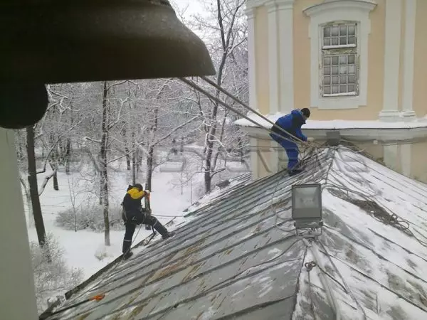 Repair of a folded roof