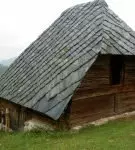 منزل خشبي مع سقف الصخر