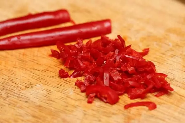 Φέτες κόκκινες πιπεριές καύσης