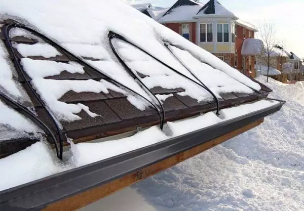 Снег на плочки покрив