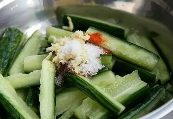 Komkommers met knoffel en geurmiddels