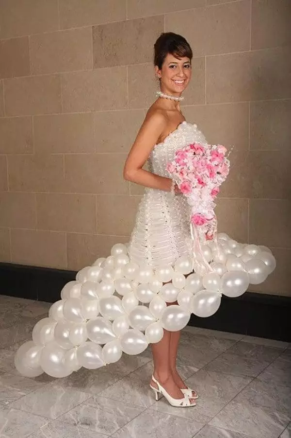 Сукня з надувних кульок