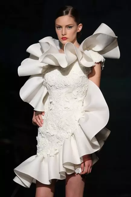 Gaun pengantin dengan ruffles besar