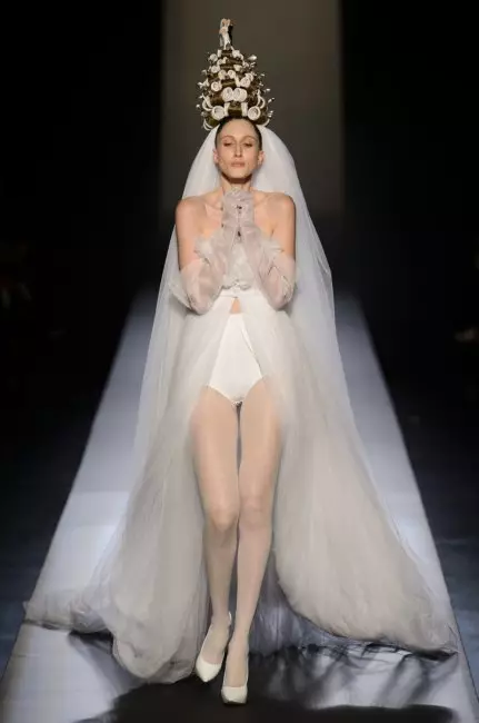 Весільна сукня, що відкриває нижню білизну
