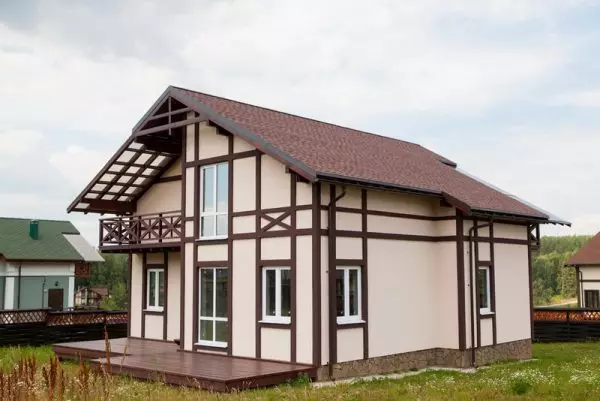 Bâtiment résidentiel sous tuiles bitumineuses dans la région de Tula