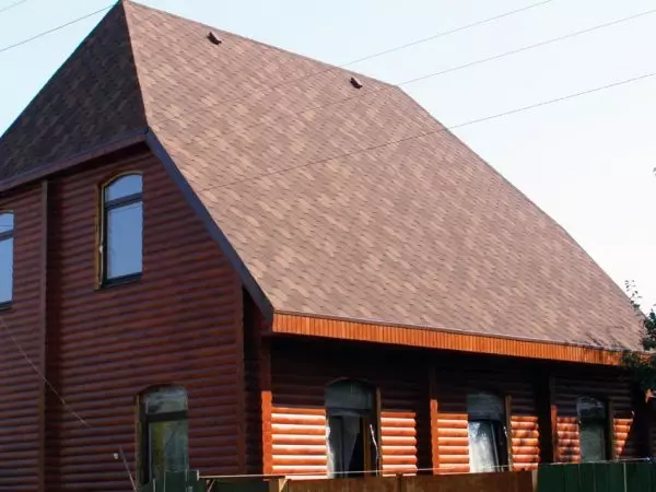 Haus mit einem Holm-Dach mit bituminösen Fliesen