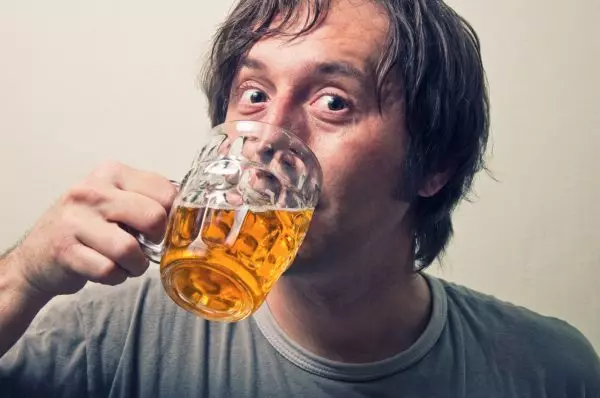 Seorang pria minum bir