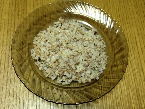 Buckwheat porridge a cikin farantin a kan tebur
