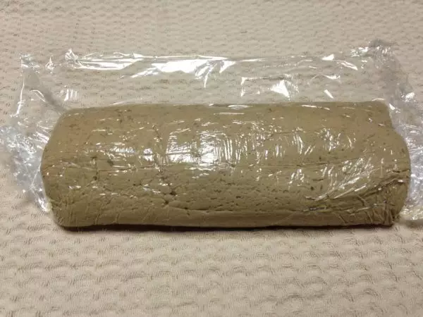 Pate de hígado de pollo en la película de alimentos