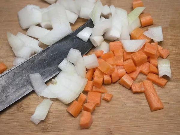 Rebanadas por las cebollas y zanahorias grandes.