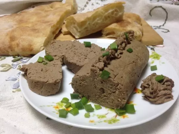 Pate Poulet Liewer a Buckwheat mat gréng Ënnen op enger Plack an Pita