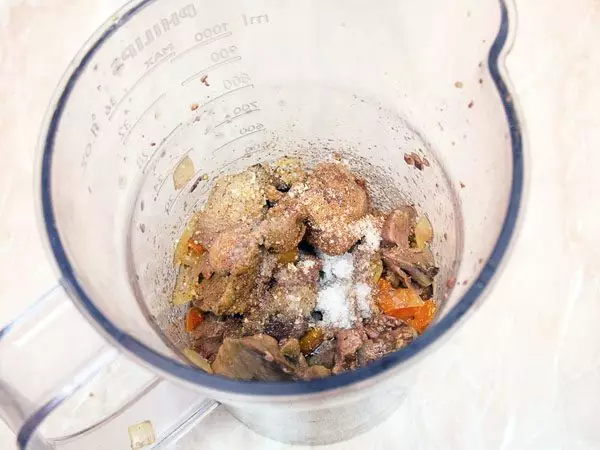 Componentes de Patesta del hígado de pollo en un tazón de plástico.
