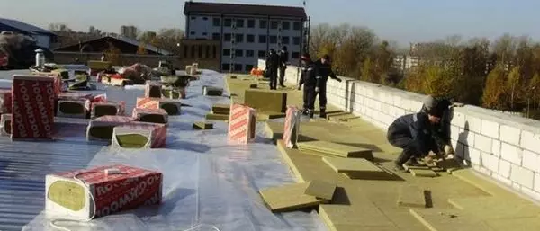 Laying thermal insulation on flat roof