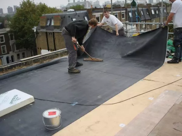 Installation of membrane roofing
