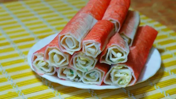 Palitos de cangrejo rellenos de queso y pepino fresco.